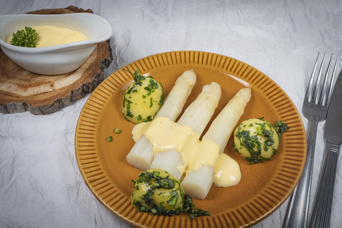 Spargel mit Sauce Hollandaise